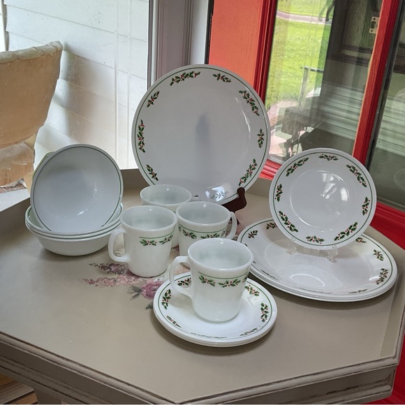 Corelle | Holiday | Vintage Festive Corelle Holiday Dinnerware Set With ...